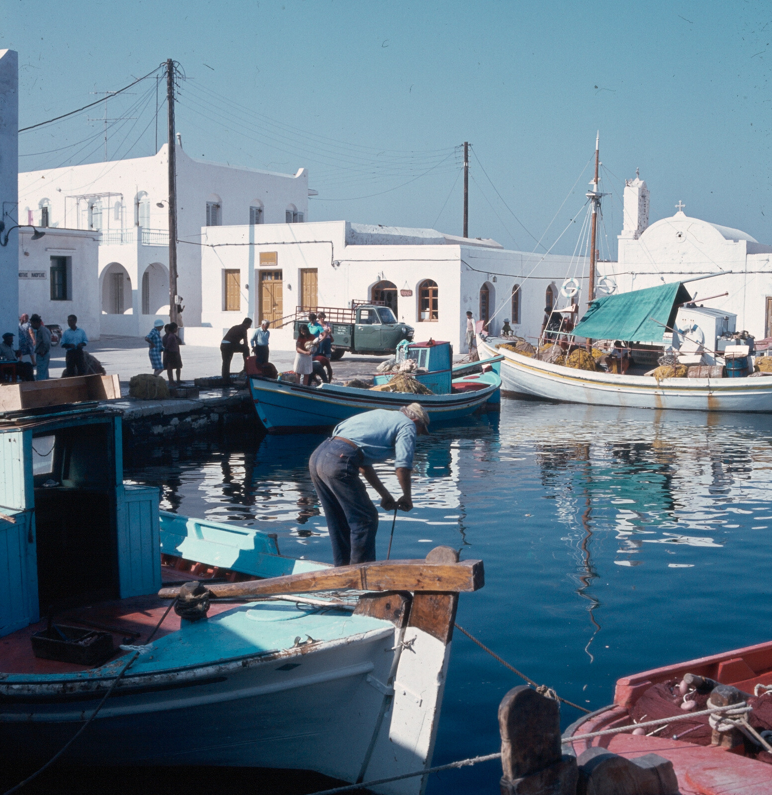Λαβράκι και μπλου τζίν καμπάνα: Η ζωή των ψαράδων της Πάρου το '70 | LiFO